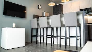 Geladeira, micro-ondas, fogão, cooktop
