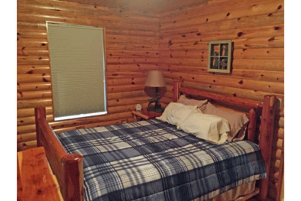 Lazy Cedars Log Cabin - Centrally Located - Michigan