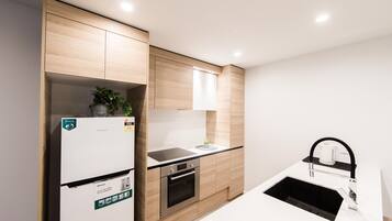 Apartamento urbano | Cozinha privada | Geladeira grande, micro-ondas, fogão, cooktop