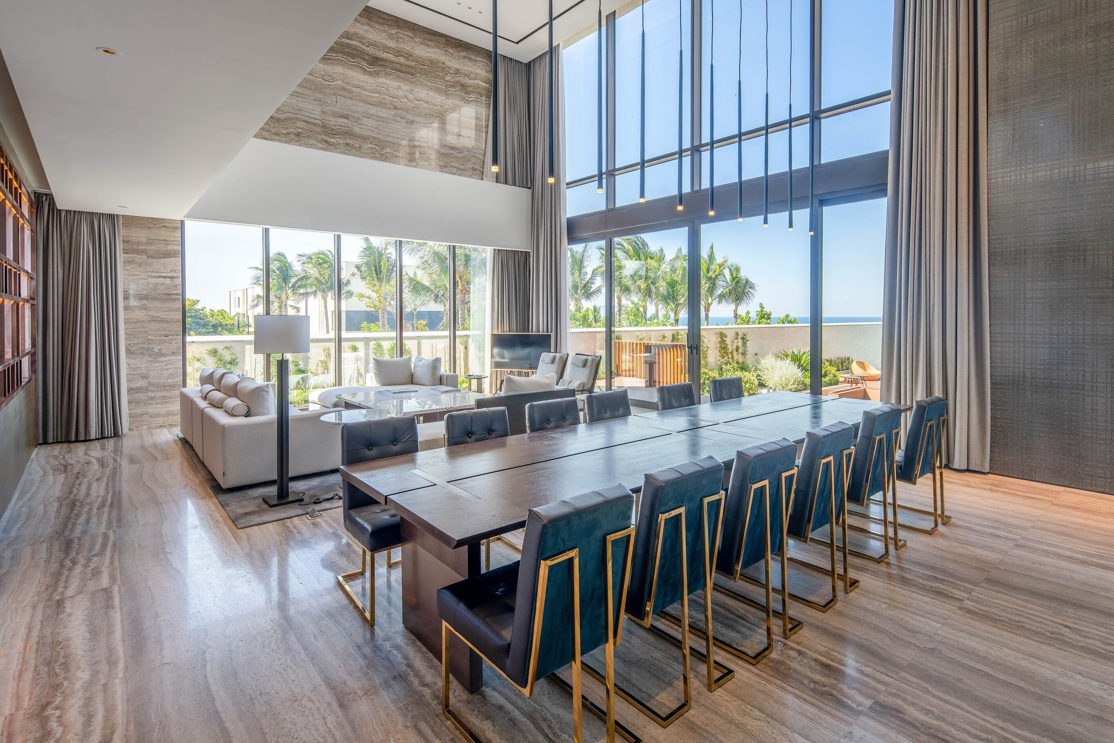 Villa de Luxo, 4 quartos (Beachfront) | Sala de estar | Smart TV de 32 de polegadas com canais por cabo, televisor, brinquedos 