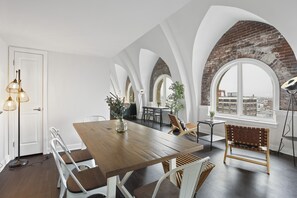 Loft Exclusivo, várias camas, casa de banho privativa, Vista para a cidade | Sala de estar | Televisor LED, Netflix, serviços de streaming 