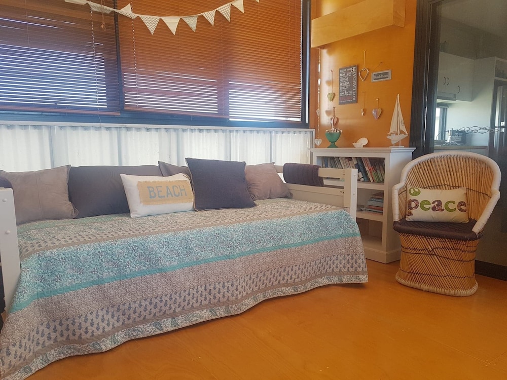 Nyola Beach House - Peppy Beach Retreat - Bunbury