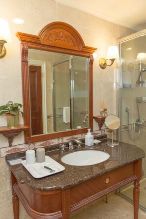 Quarto conforto (T04) | Banheiro | Produtos de toalete grátis, secador de cabelo, chinelos 