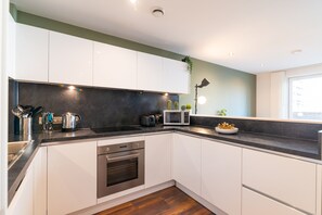 Geladeira grande, micro-ondas, fogão, cooktop
