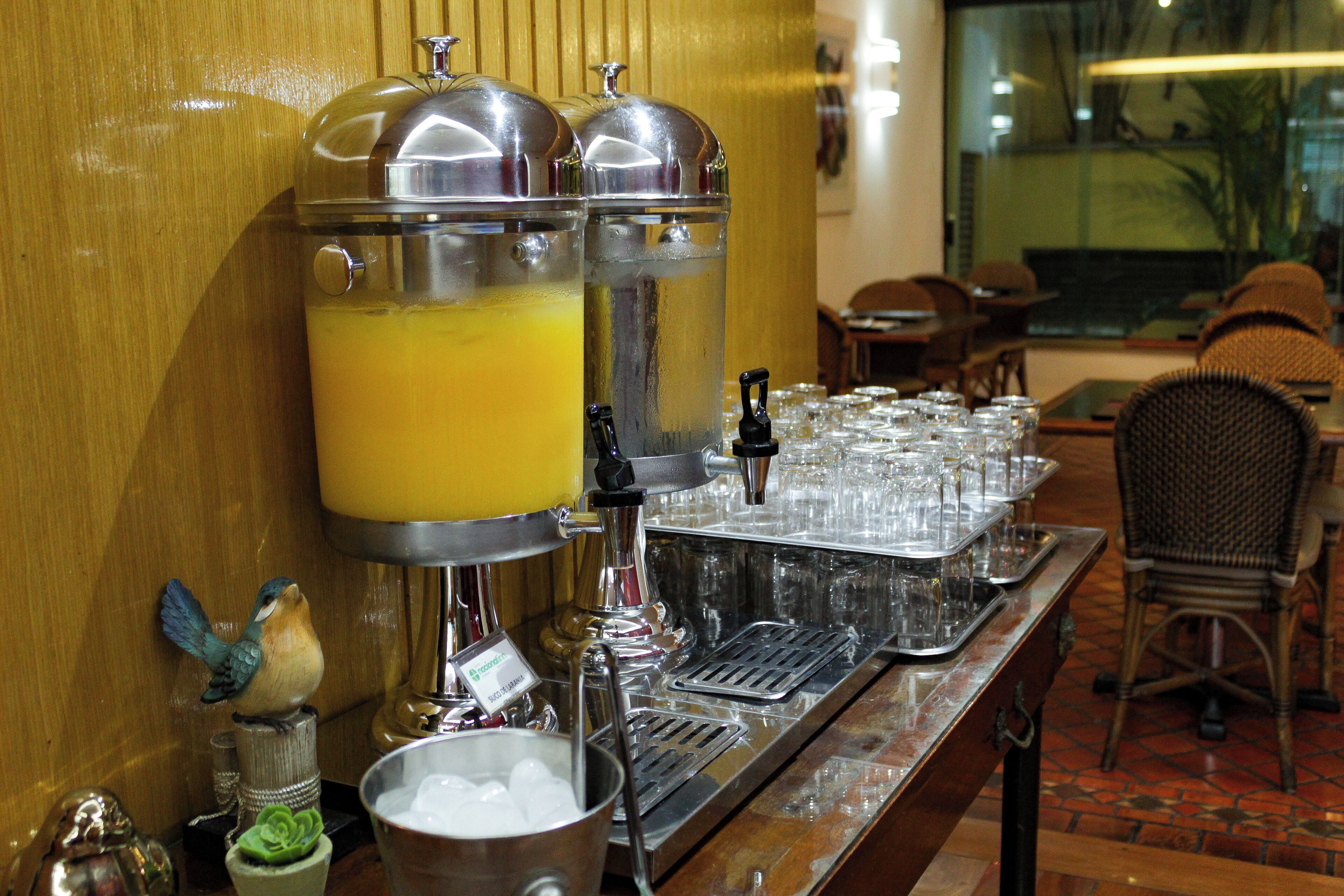 Café da manhã com buffet grátis todos os dias