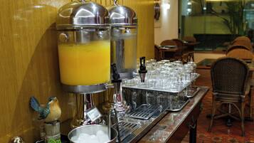 Café da manhã com buffet grátis todos os dias