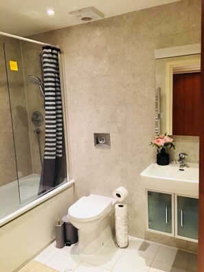 Apartamento | Banheiro | Produtos de toalete grátis, secador de cabelo, toalhas de banho 