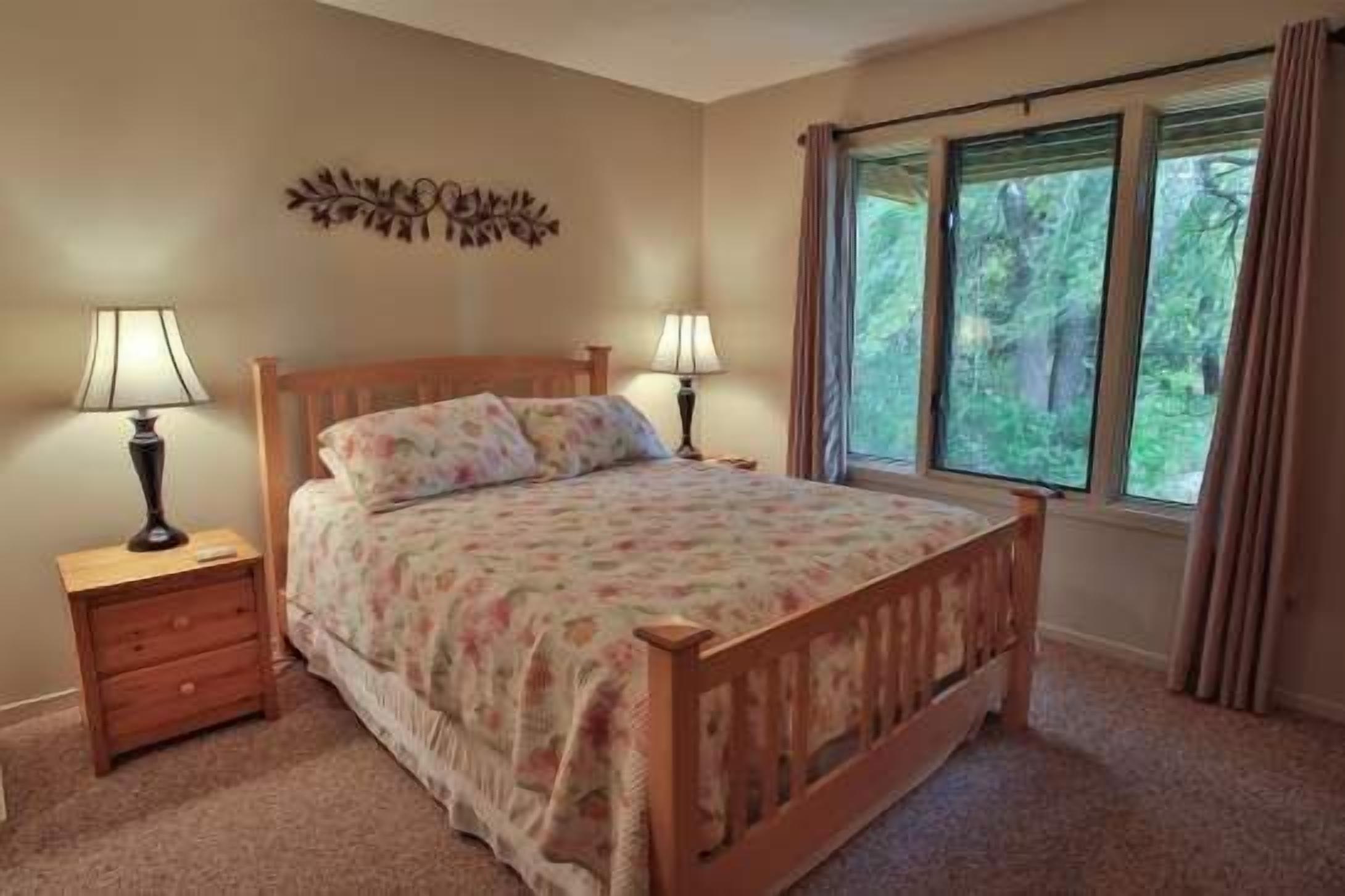 Harbor Springs Condo #6 Close To Skiing And Golf. 3 Bedrooms-2 Baths, Near Fishing Ponds, Pickleball - Harbor Springs, MI