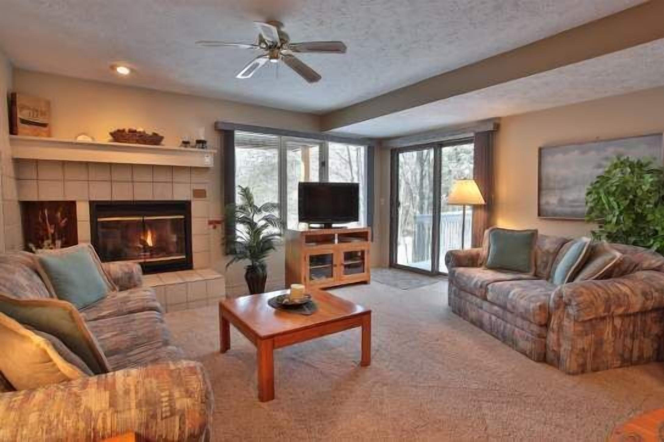 Comfy 2 Bedroom, 2 Bath Condo #110 @ Trout Creek, Kitchen, Fireplace-by Heated Pools, Hiking Trails. - Harbor Springs, MI