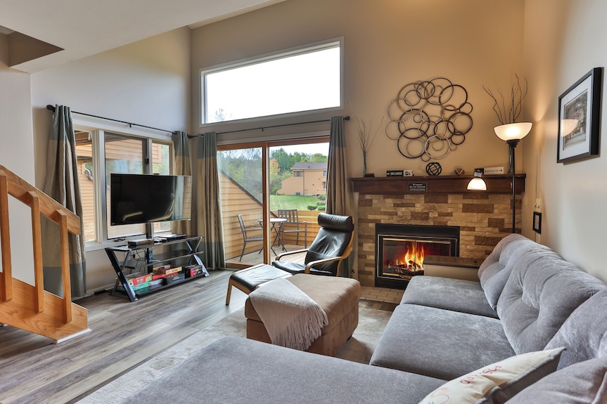 Spacious, 3 Level Trout Creek Condo #2 - 5 Bedrooms, 3.5 Baths. Close To Fitness Center & Pool. - Harbor Springs, MI