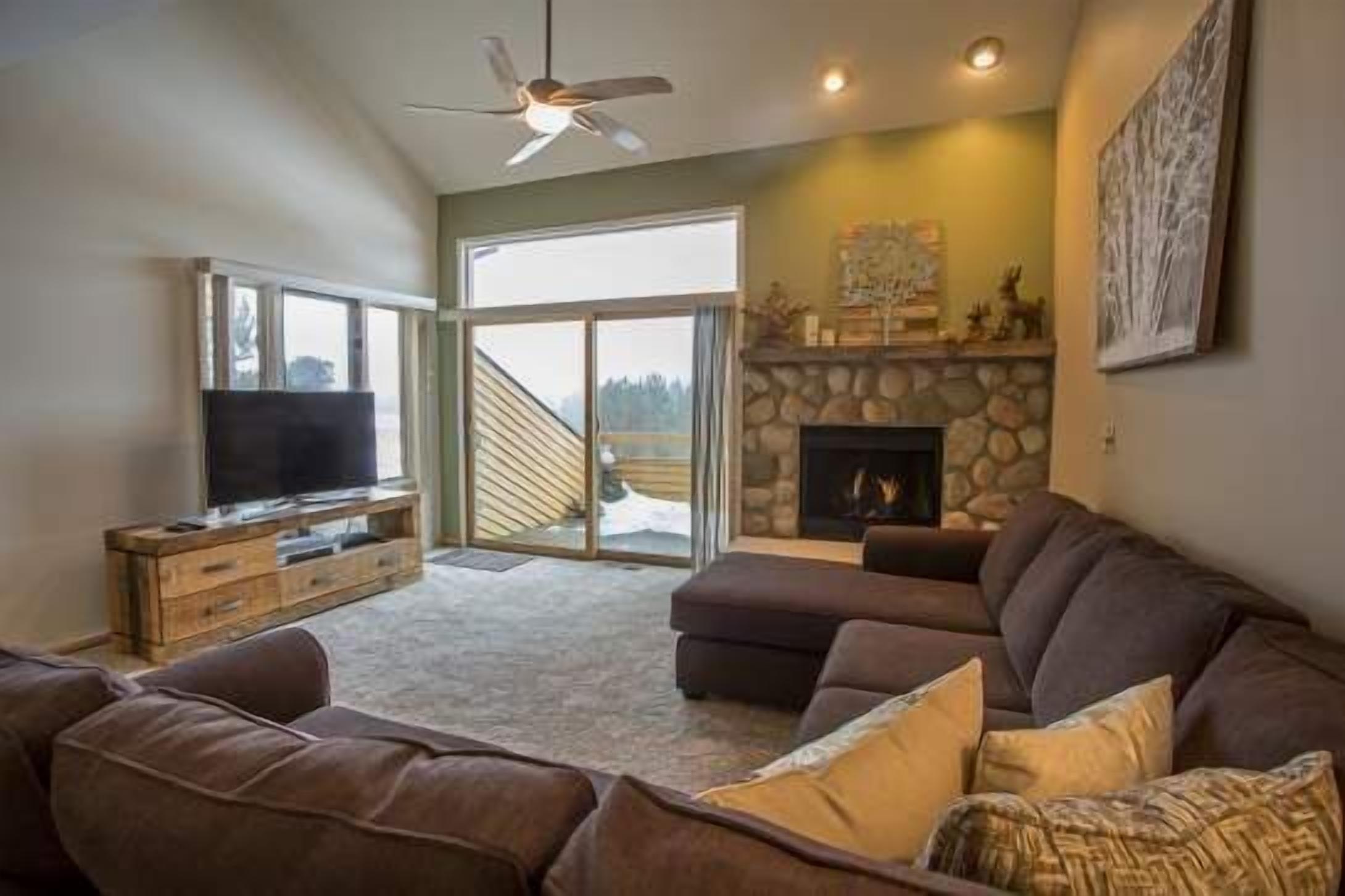 Beautiful 2 Bedroom Loft, 2 Bath Condo At Trout Creek #56. Close To Skiing, Golf, Beaches, Biking - Harbor Springs, MI
