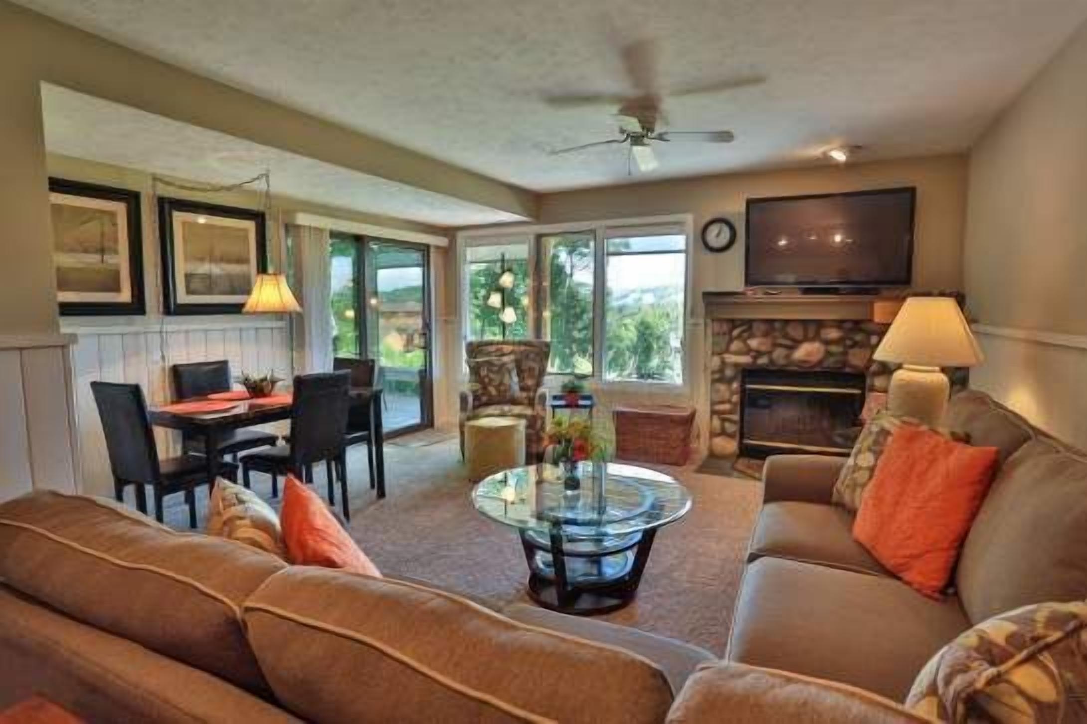 Beautiful 2 Bedroom 2 Bath Trout Creek Condo #68. Stone Fireplace, Kitchen. Close To Skiing And Golf - Harbor Springs, MI