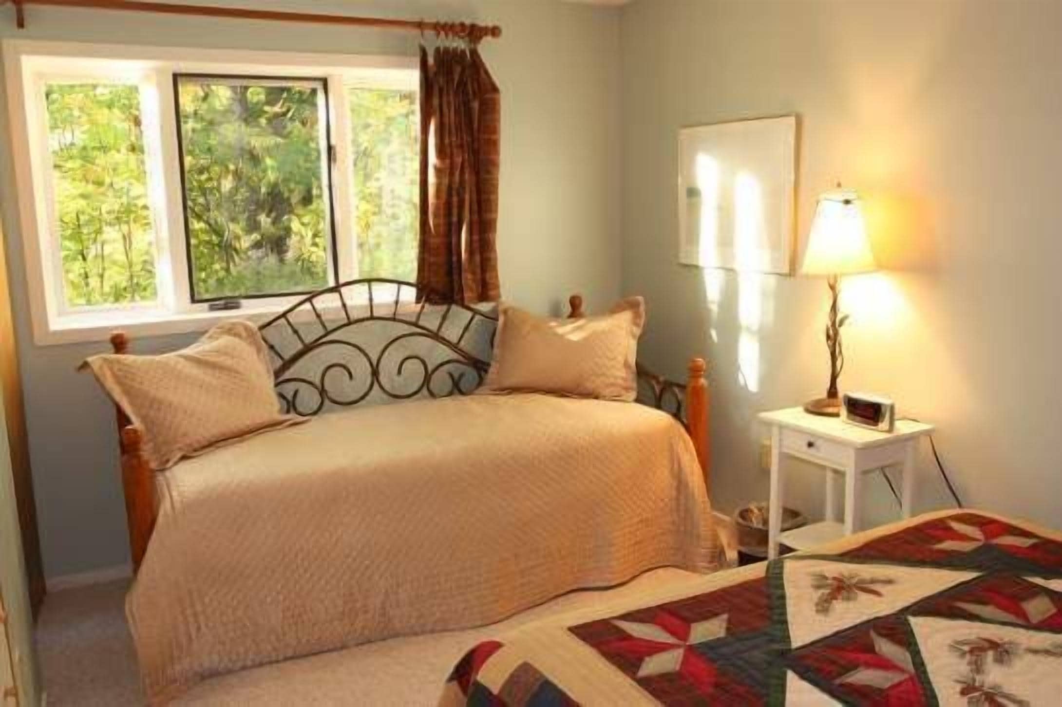 Kitchen, Stone Fireplace, Jacuzzi. Trout Creek Condo #82 - 2 Bedrooms 2 Baths. Pools, Tennis, Hiking - Harbor Springs, MI