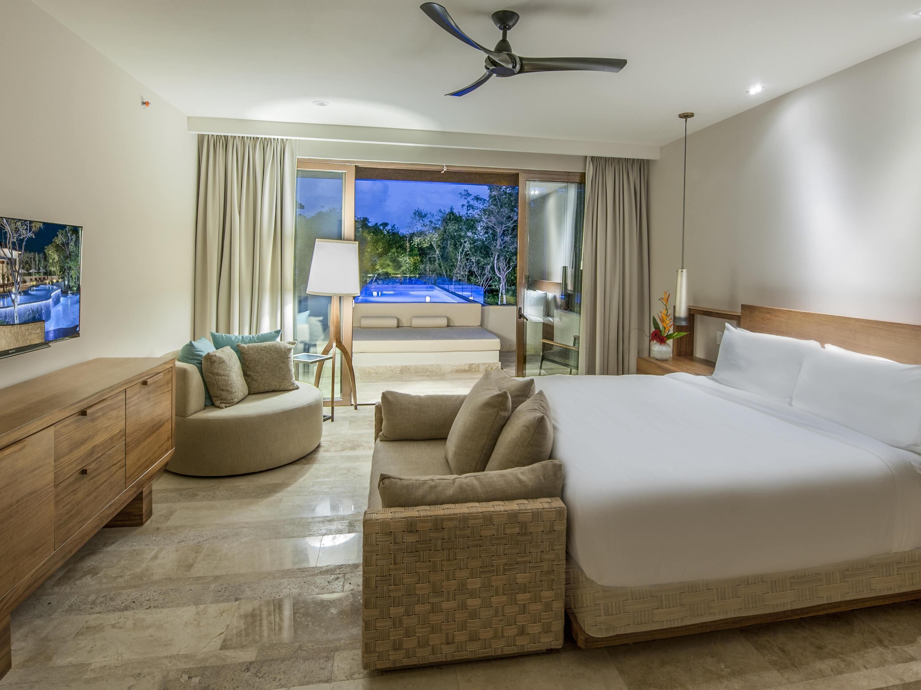 Roupa de alta qualidade, minibar com produtos grátis, cofre no quarto 