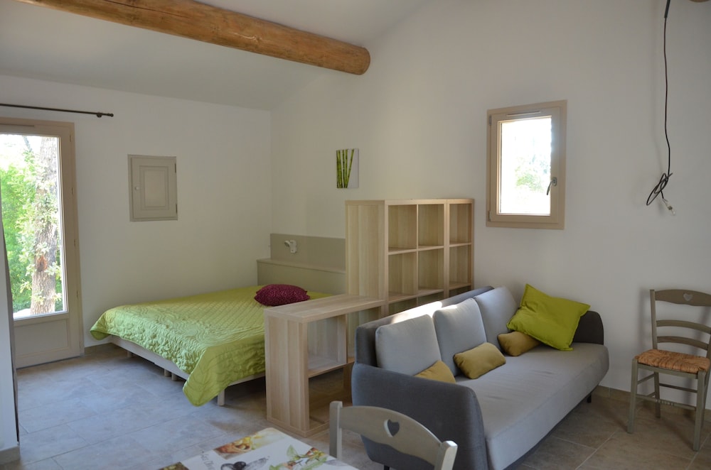 In The Heart Of The Grand Luberon, Independent Gite, Beautiful Swimming Pool, Calm - Cucuron