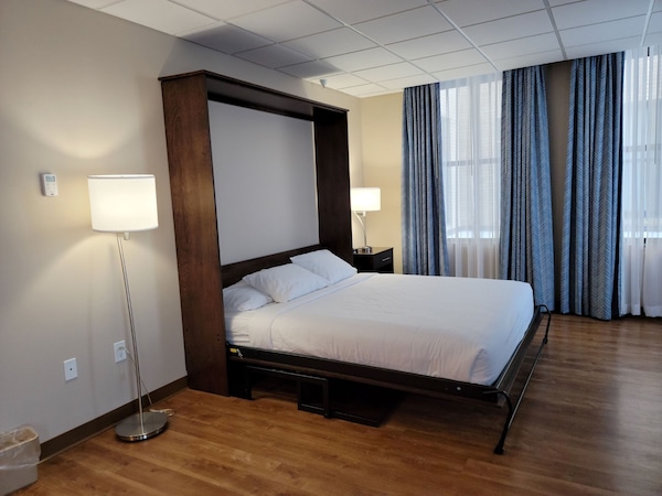 Ariel Broadway Hotel - Vermilion, OH