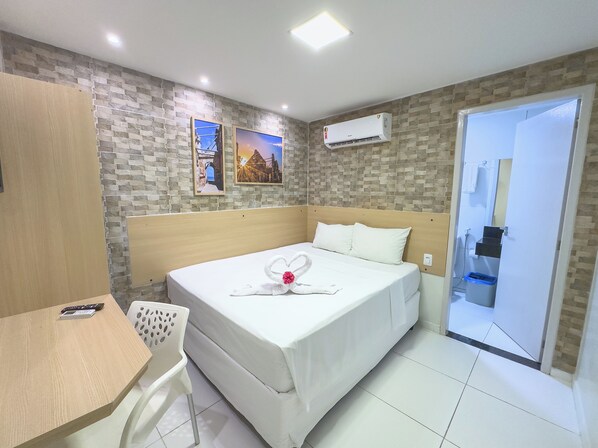 Quarto Duplo Básico | Cortinas/cortinados opacos, Wi-fi grátis, roupa de cama fornecida 