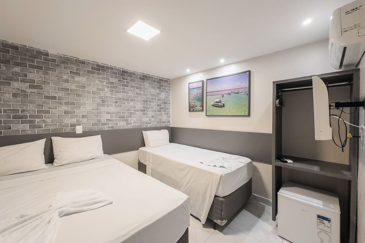Quarto triplo | Cortinas blackout, Wi-Fi de cortesia, roupa de cama
