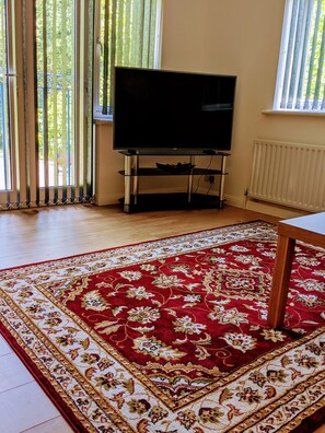 Apartamento | Sala | Televisor de 30 polegadas com canais por cabo 