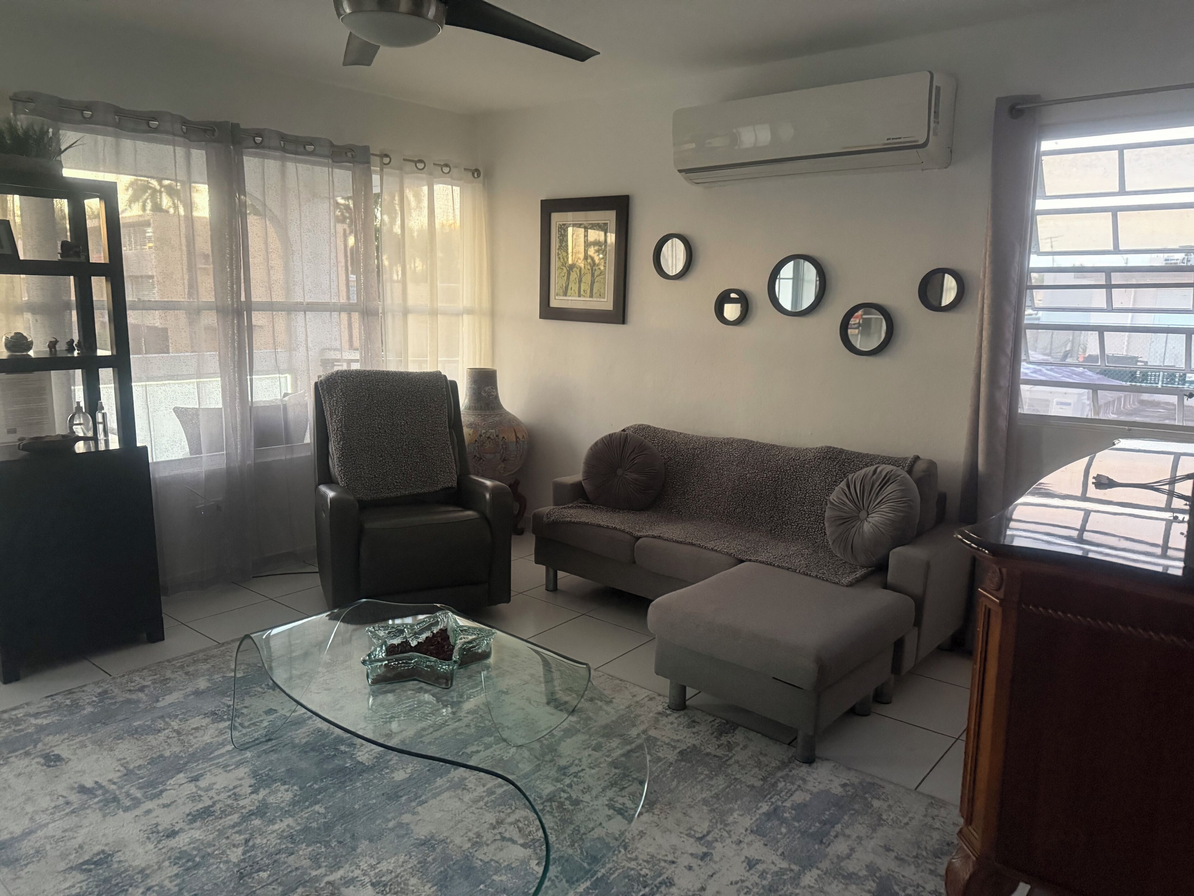 Fresh And Beautiful Residence In Levittown, Tb - Levittown