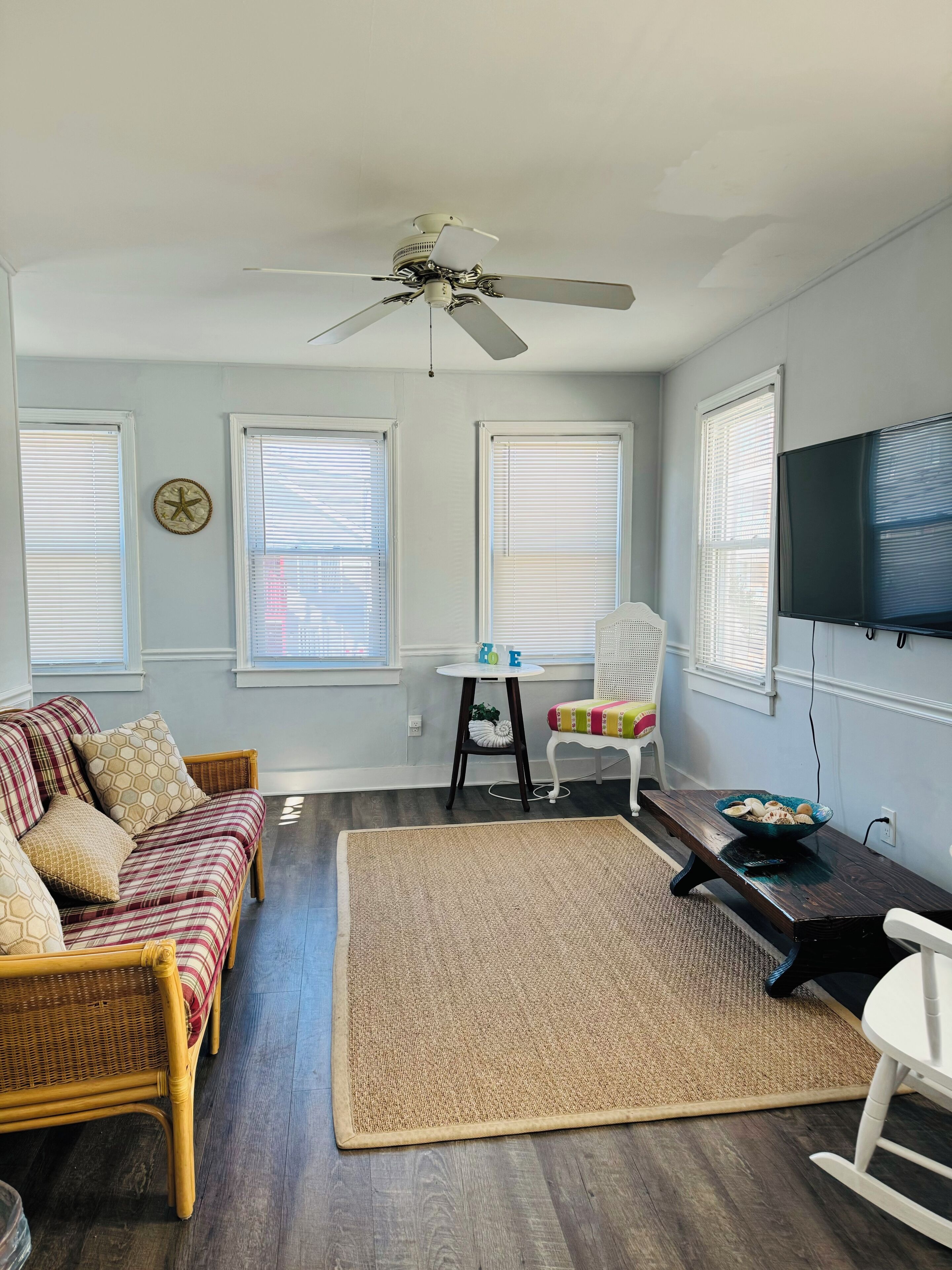 Beach Block, Renovated 2 Bdrm, Sleep 6, 2nd Flr Unit Parking And 4 Beach Badges - Point Pleasant, NJ