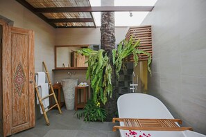 Villa, 1 quarto, piscina privativa | Casa de banho | Um polibã e uma banheira separados, um chuveiro fixo 