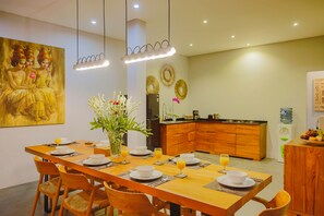 Villa, 4 quartos, piscina privativa | Kitchenette privada | Um frigorífico/congelador grande, um micro-ondas, uma placa de cozinha 