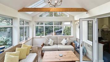 Casa de Campo | Sala de estar | Televisor LCD, lareira, leitor de DVD