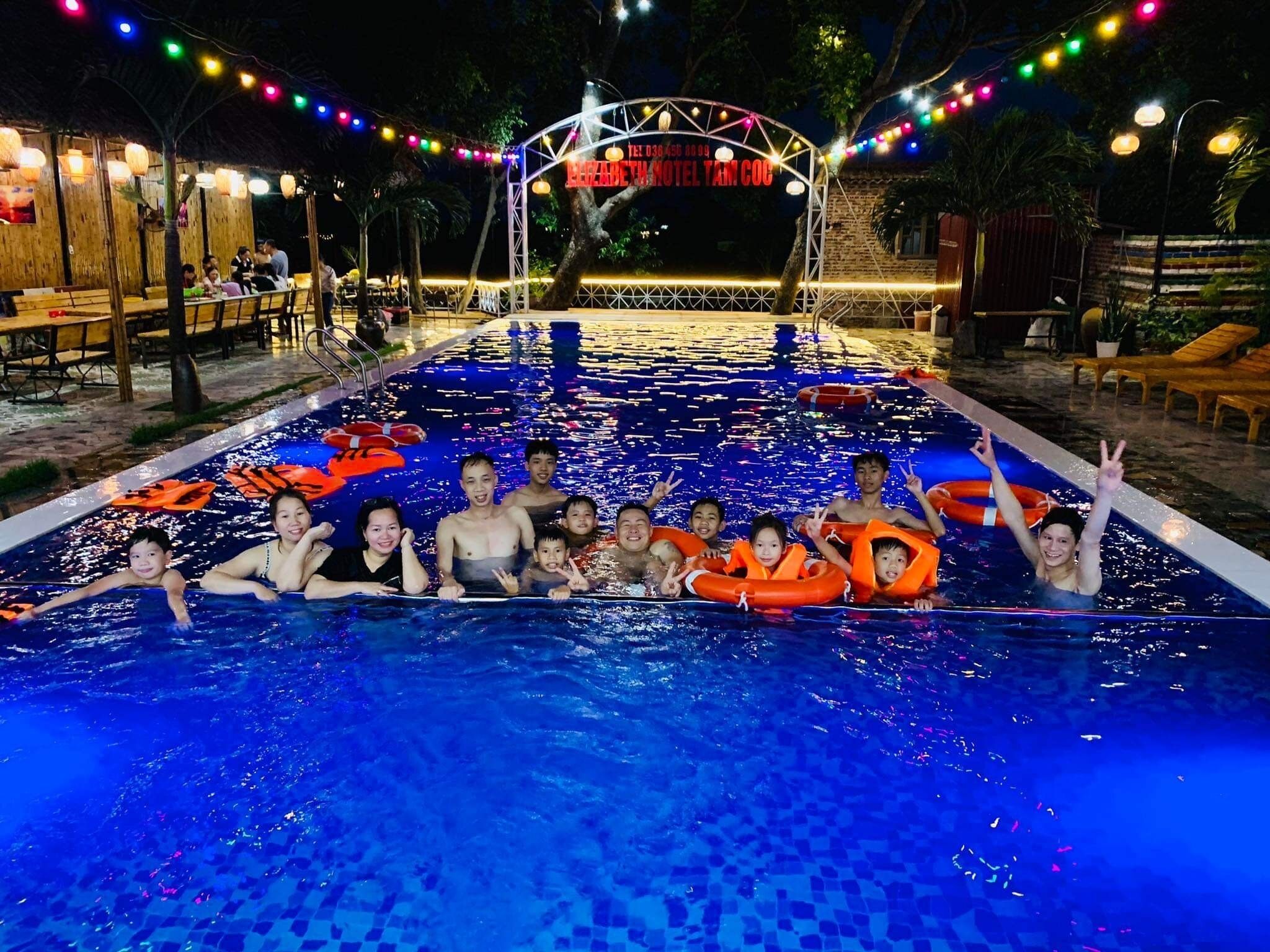 Uma área de piscina com uma placa para The Beach Hotel Tan Coc.