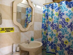 Chalé Júnior | Casa de banho | Um polibã, um chuveiro fixo, artigos de higiene pessoal grátis 