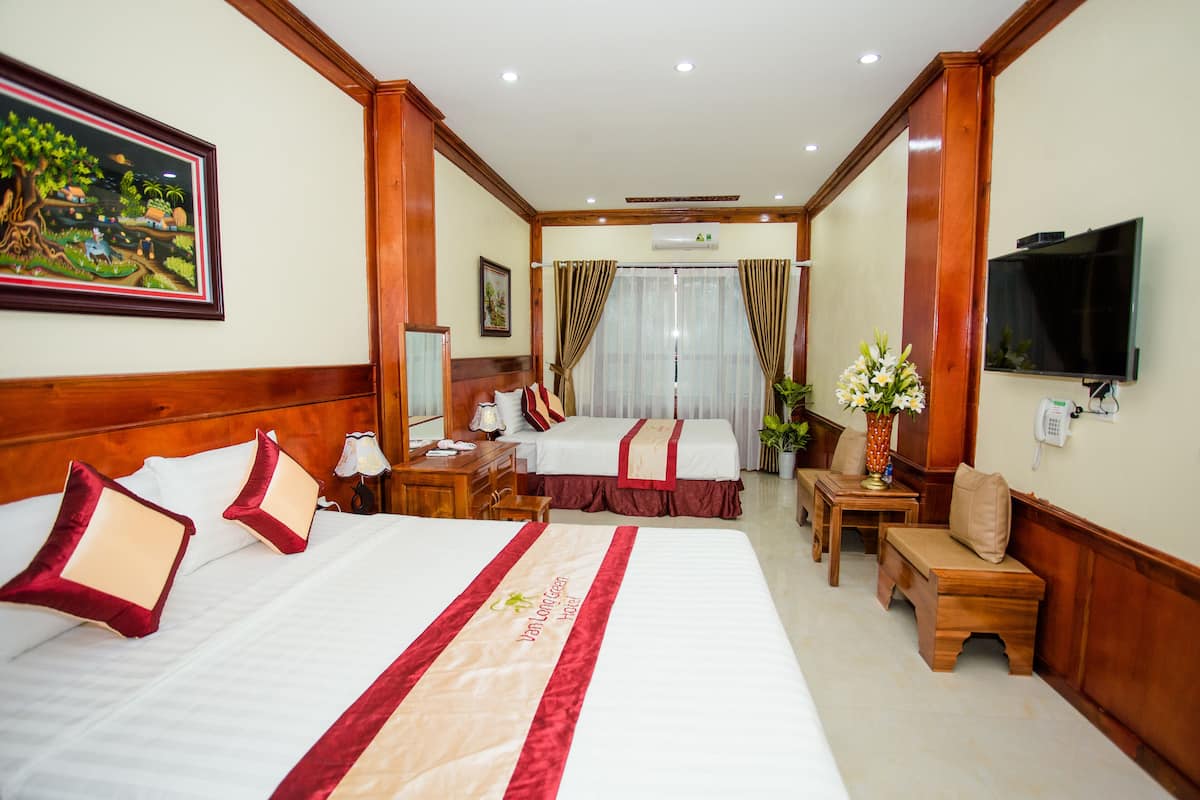 Quarto Familiar, 2 camas queen-size, não fumadores, vista para a montanha | Secretária, Wi-fi grátis, roupa de cama fornecida