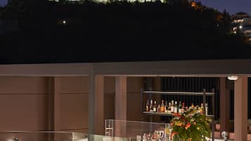 Este bar no terraço do hotel, junto à piscina, aberto diariamente