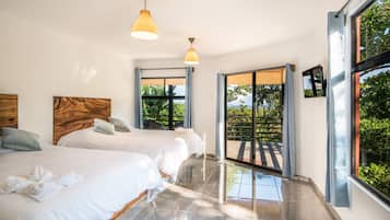 Superior Deluxe Room, Seaview & Balcony | Edredons de pluma, camas com colchões pillow-top, cofres nos quartos