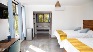 Quarto com cama, escrivaninha e janela.