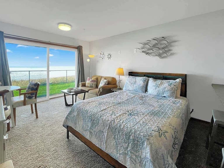 Premium Ground Floor Beachfront Condo Suite - Sleeps 5 - Pool And Sauna! - Lincoln City, OR