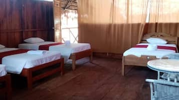 Quarto Quádruplo | Cortinas/cortinados opacos, roupa de cama fornecida