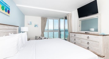 Condo premium, 2 quartos, sacada, vista para a baía | Cortinas blackout, ferros/tábuas de passar roupa, Wi-Fi de cortesia