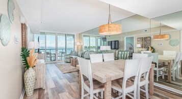 Condo premium, 2 quartos, sacada, vista para a baía | Área de estar | TV LCD 32 polegadas com canais a cabo, DVD player