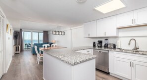 Apartamento Premium em Condomínio Fechado, pátio, vista para a baía | Cozinha privada | Um frigorífico/congelador grande, um micro-ondas, um forno 