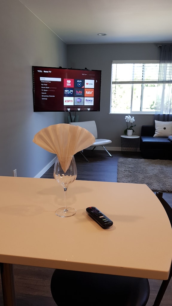 Modern Condo Near Microsoft For Business And Leisure Travelers - Redmond, WA