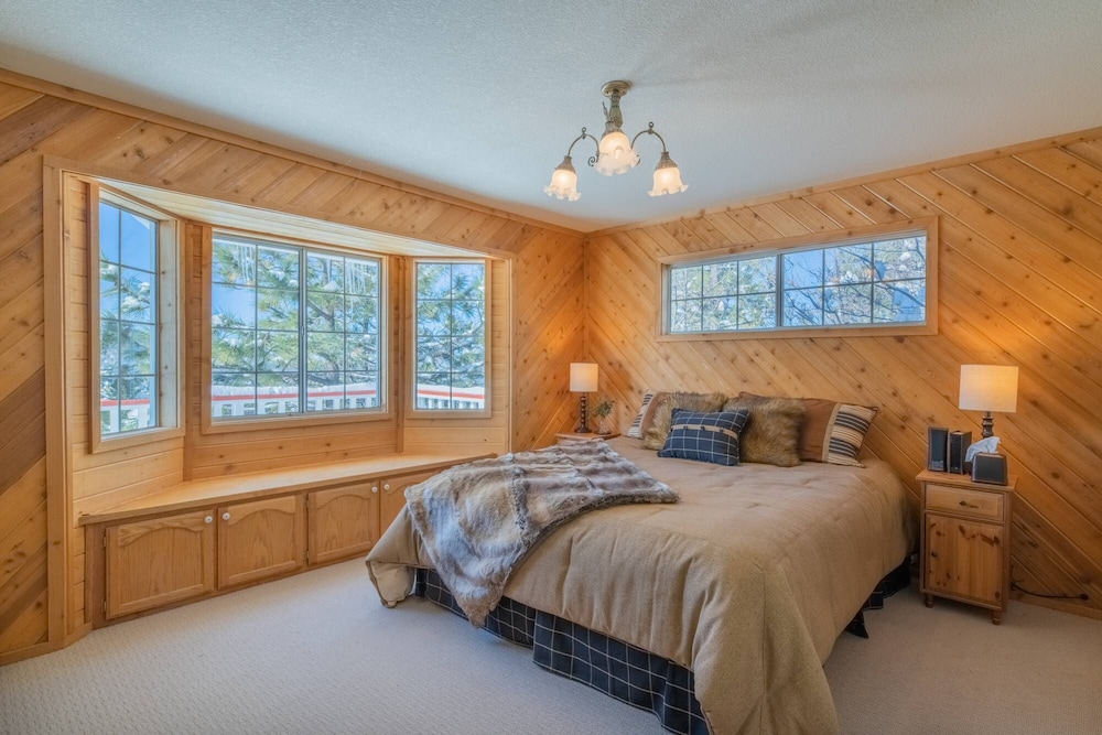 Wolf Retreat By Destination Big Bear : Amazing Slope And Lake Views In Upper Moonridge! Game Room With Pool And Foosball! - Big Bear, CA