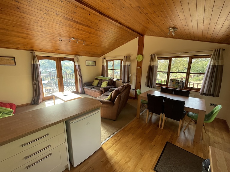 Quiet Sunny South Facing Lodge, Private Decking With Great Views & Car Parking - Devon