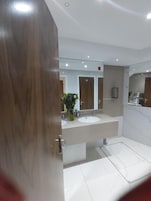 Um polibã, artigos de higiene pessoal grátis, um secador de cabelo