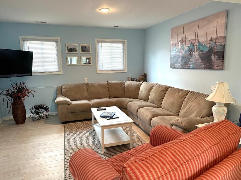 Belmar Shore House By The Sea! 1.5 Blocks To Beach With 6 Badges & Parking - Ocean Township, NJ