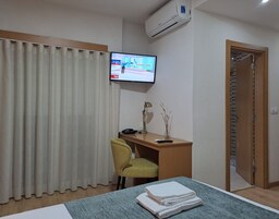 Quarto Clássico com Cama de Casal | Casa de banho | Um polibã, um chuveiro fixo, um secador de cabelo, toalhas fornecidas 