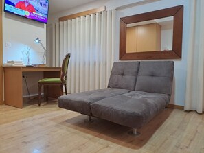 Quarto casal superior | Cofres nos quartos, ferros/tábuas de passar roupa, Wi-Fi de cortesia