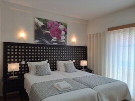 Quarto Twin | Cofre no quarto, ferro/tábua de engomar, Wi-fi grátis 