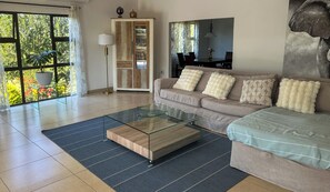 Villa Exclusiva | Sala | Smart TV de 65 polegadas com canais por cabo, televisor 