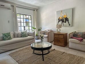 Villa Exclusiva | Sala | Smart TV de 65 polegadas com canais por cabo, televisor 
