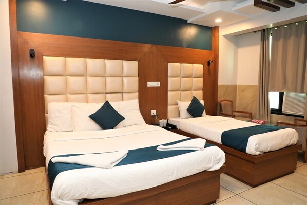 Quarto Premium | Minibar, secretária adequada para computadores portáteis 